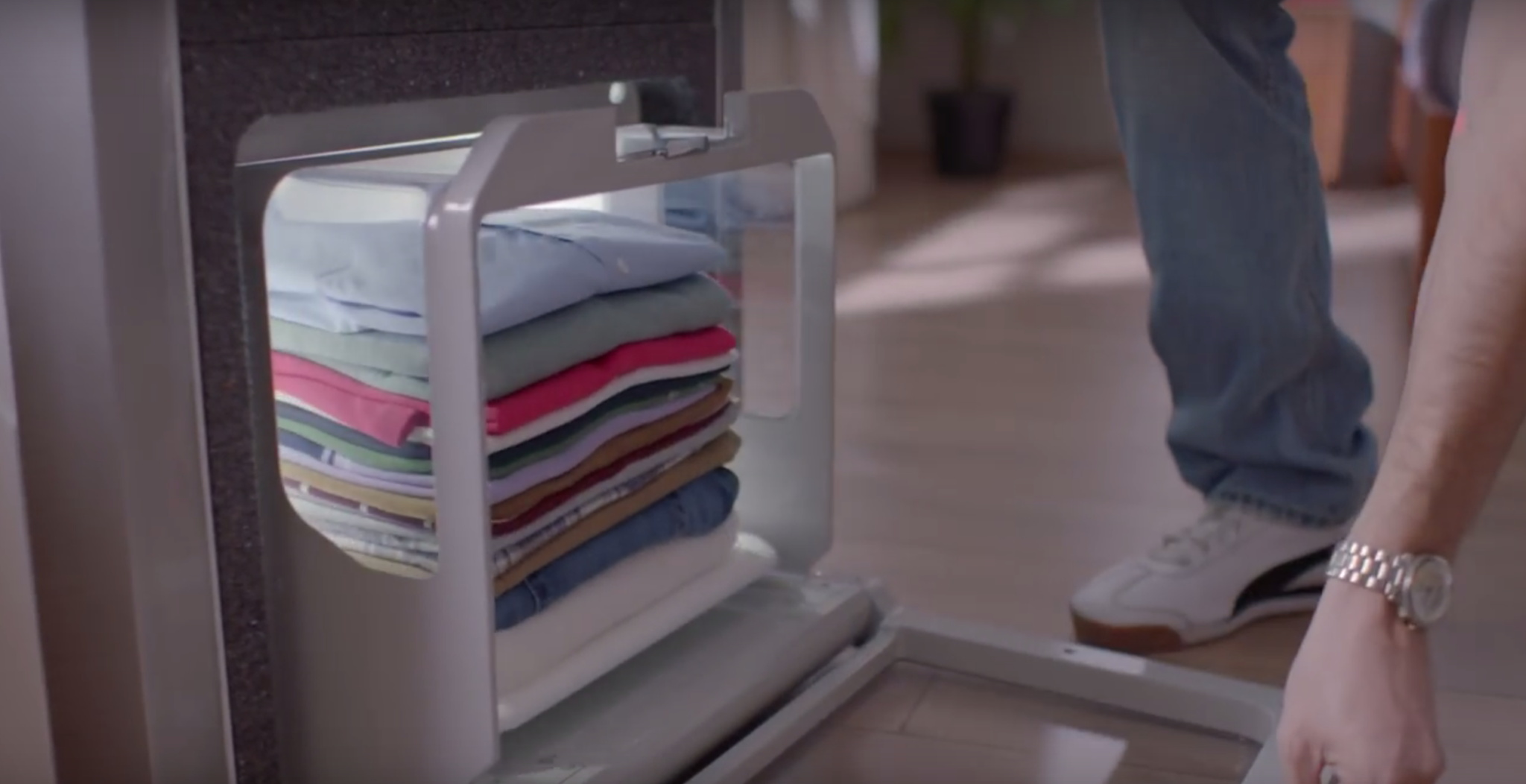 不想折衣服？就交給「自動折衣神器「FoldiMate」吧！－ EXP.GG